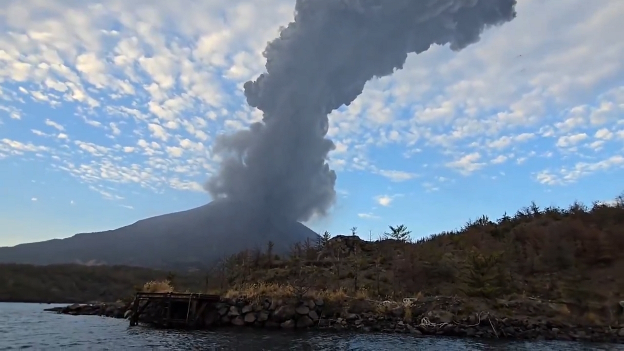Explosive eruption captured on video in Sakurajima, Japan