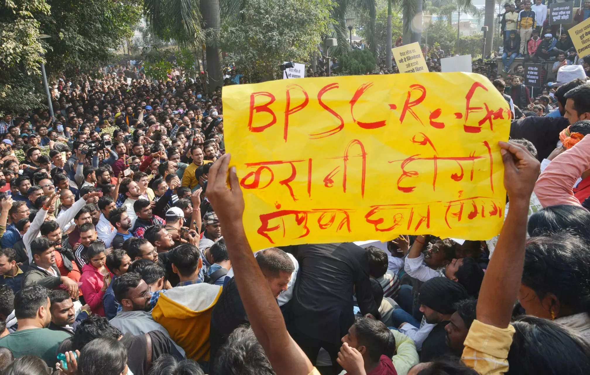 BPSC aspirants continue their protest in Patna's Gandhi Maidan