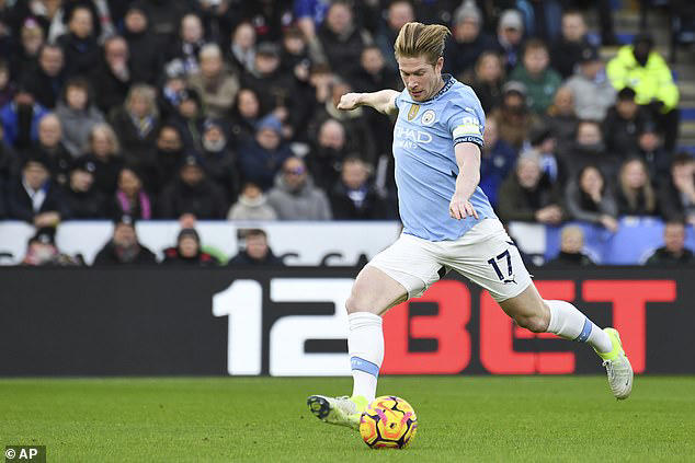 Gary Neville slams Kevin De Bruyne for 'trying to con the referee' in Man City's clash with ...