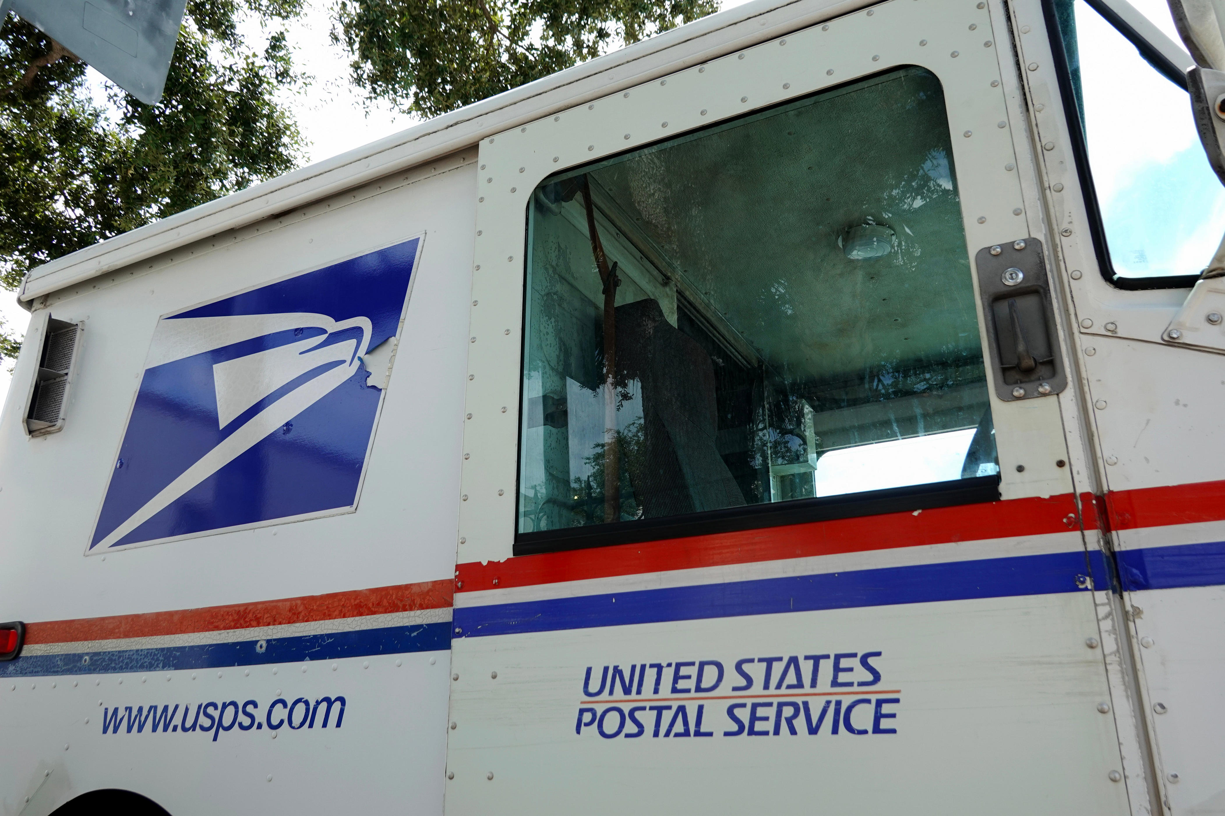 Are banks, post offices, UPS and FedEx open on New Year's Eve 2024 ...