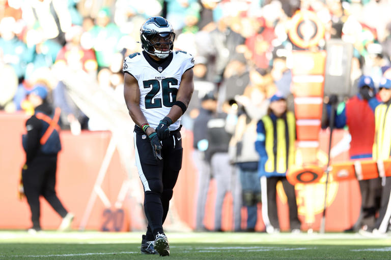 Eagles 41, Cowboys 7: Saquon Barkley gets 2,000-yard milestone as Kenny ...