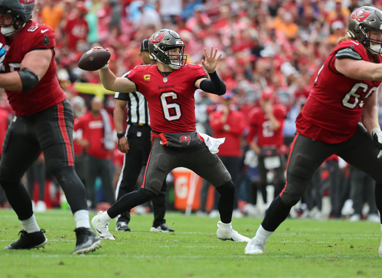 Baker Mayfield's stellar game keeps Buccaneers' playoff hopes alive