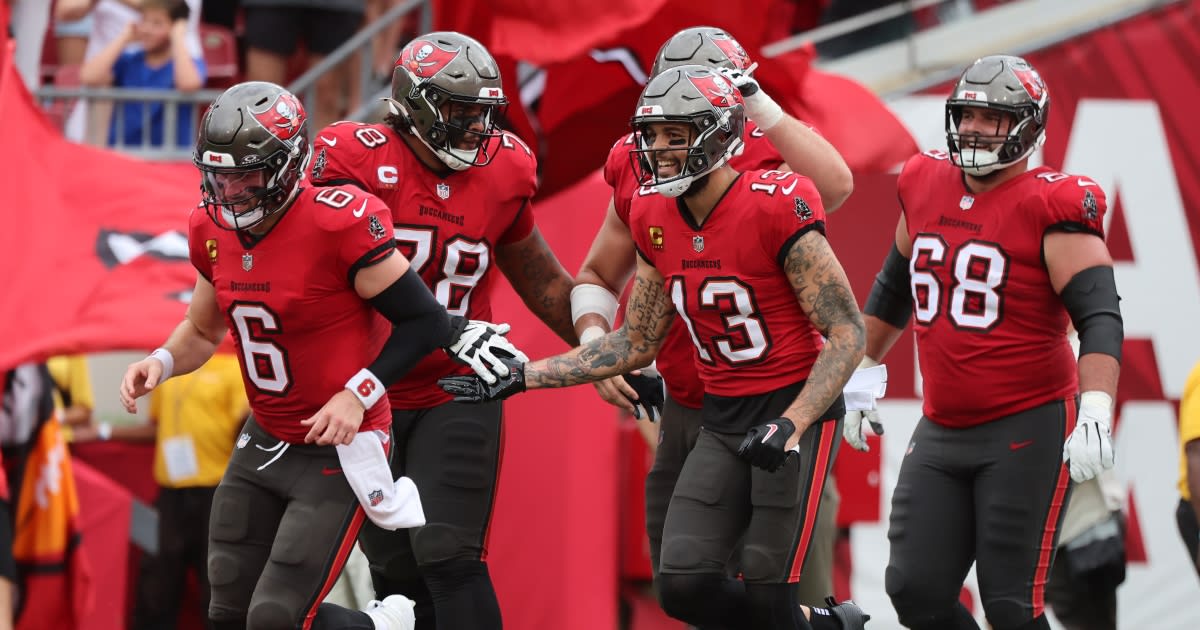 Duck appears on the field as Buccaneers block punt, return for ...