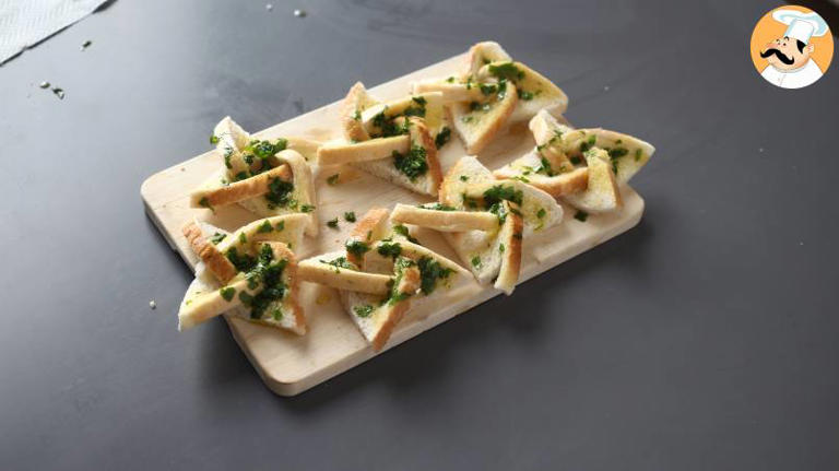 Star-shaped garlic bread with sandwich bread