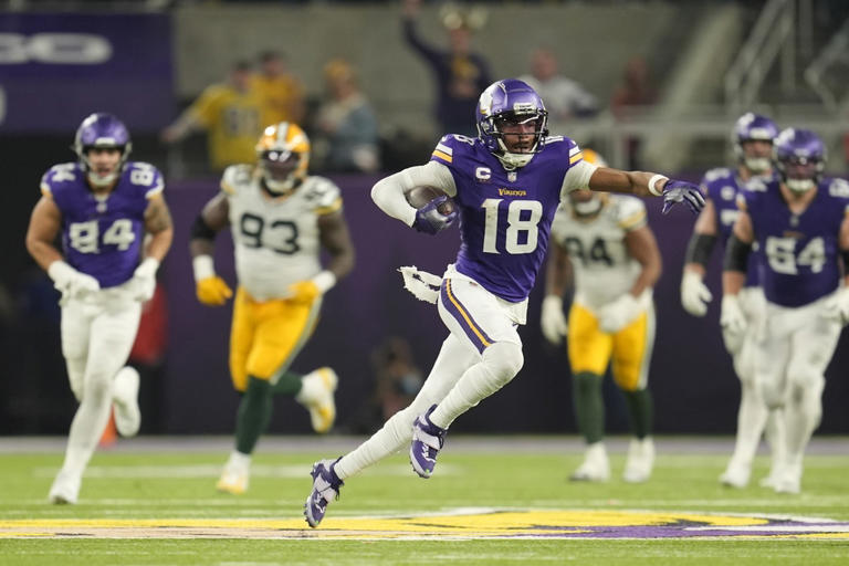 Darnold gives Vikings another gem with career-high 377 yards in 27-25 win over Packers