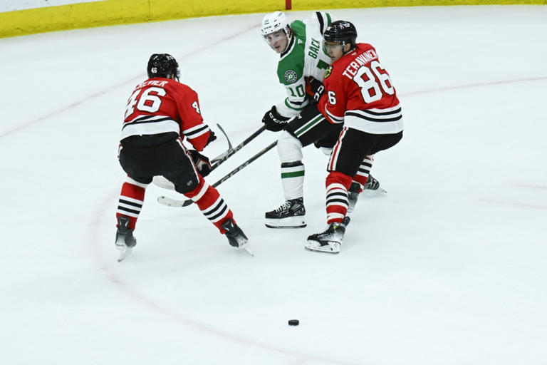 Stars score 5 straight goals to finish off Blackhawks Stars score 5 straight goals to finish off Blackhawks