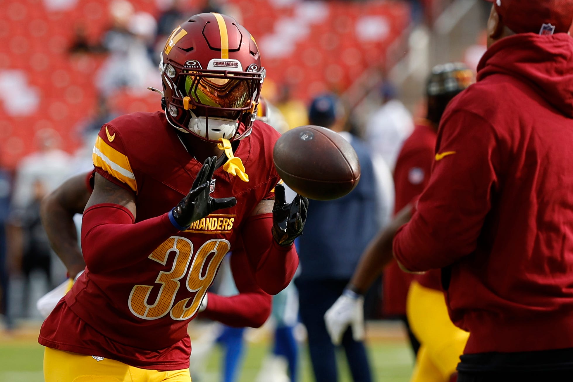 Jeremy Reaves of Commanders proposes to girlfriend on field after ...