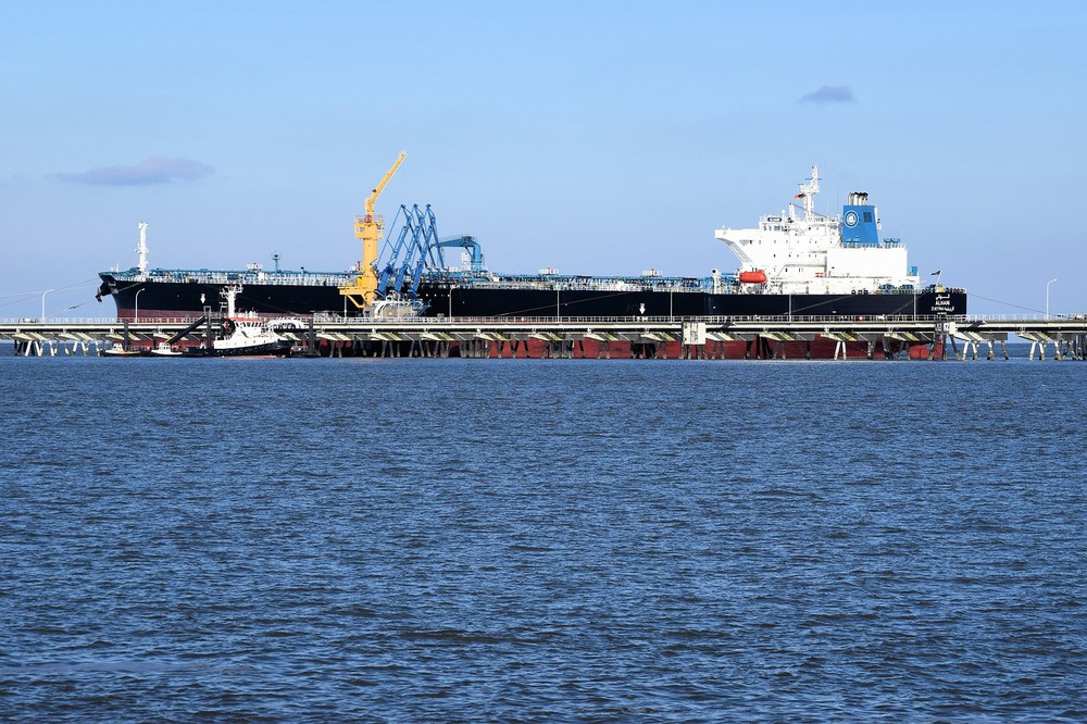 China bans Vladimir Putin’s secret fleet from docking in its ports China bans Vladimir Putin’s secret fleet from docking in its ports