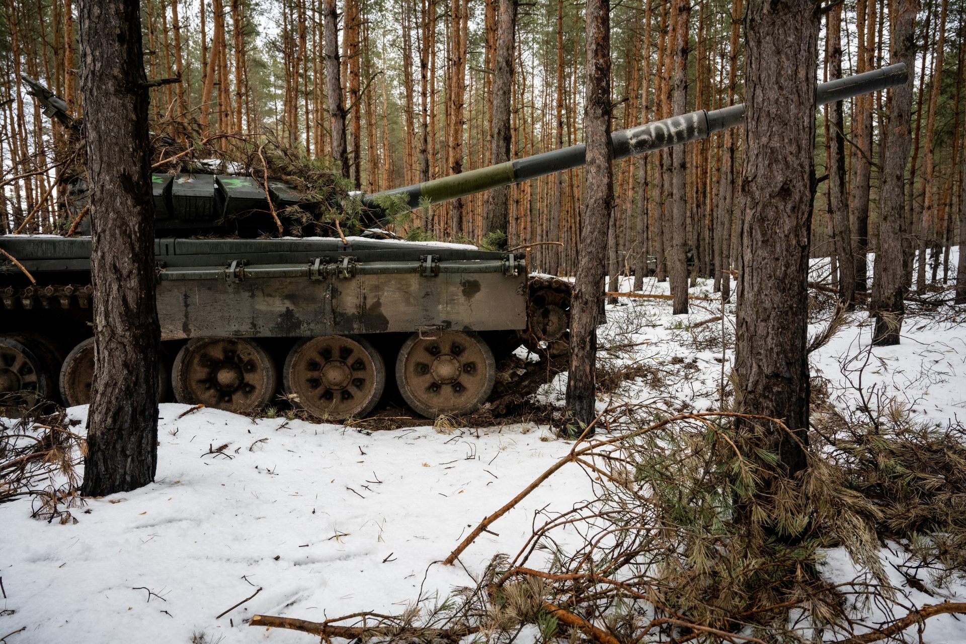 Combat footage shows Ukrainian troops recovering an advanced Russian tank