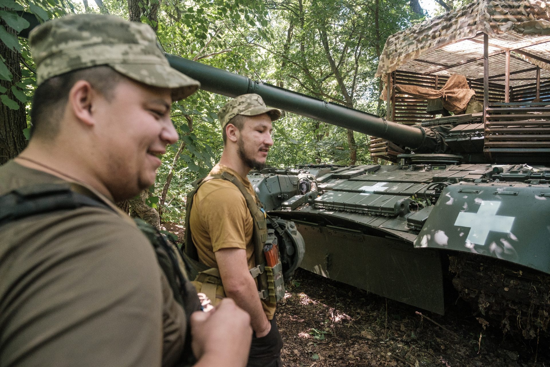 Combat footage shows Ukrainian troops recovering an advanced Russian tank