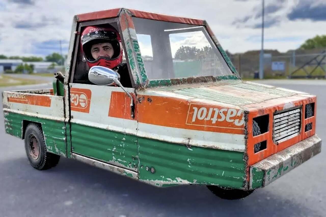 Mann bruker oljefat for å gjøre Honda Gyro om til mini-bil