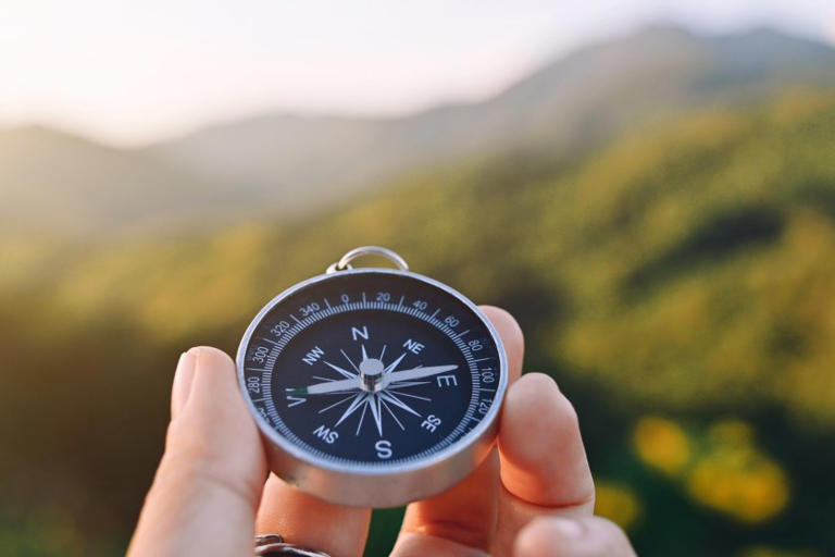 Building A Basic Survival Kit For Beginners: 10 Things You Need To Have