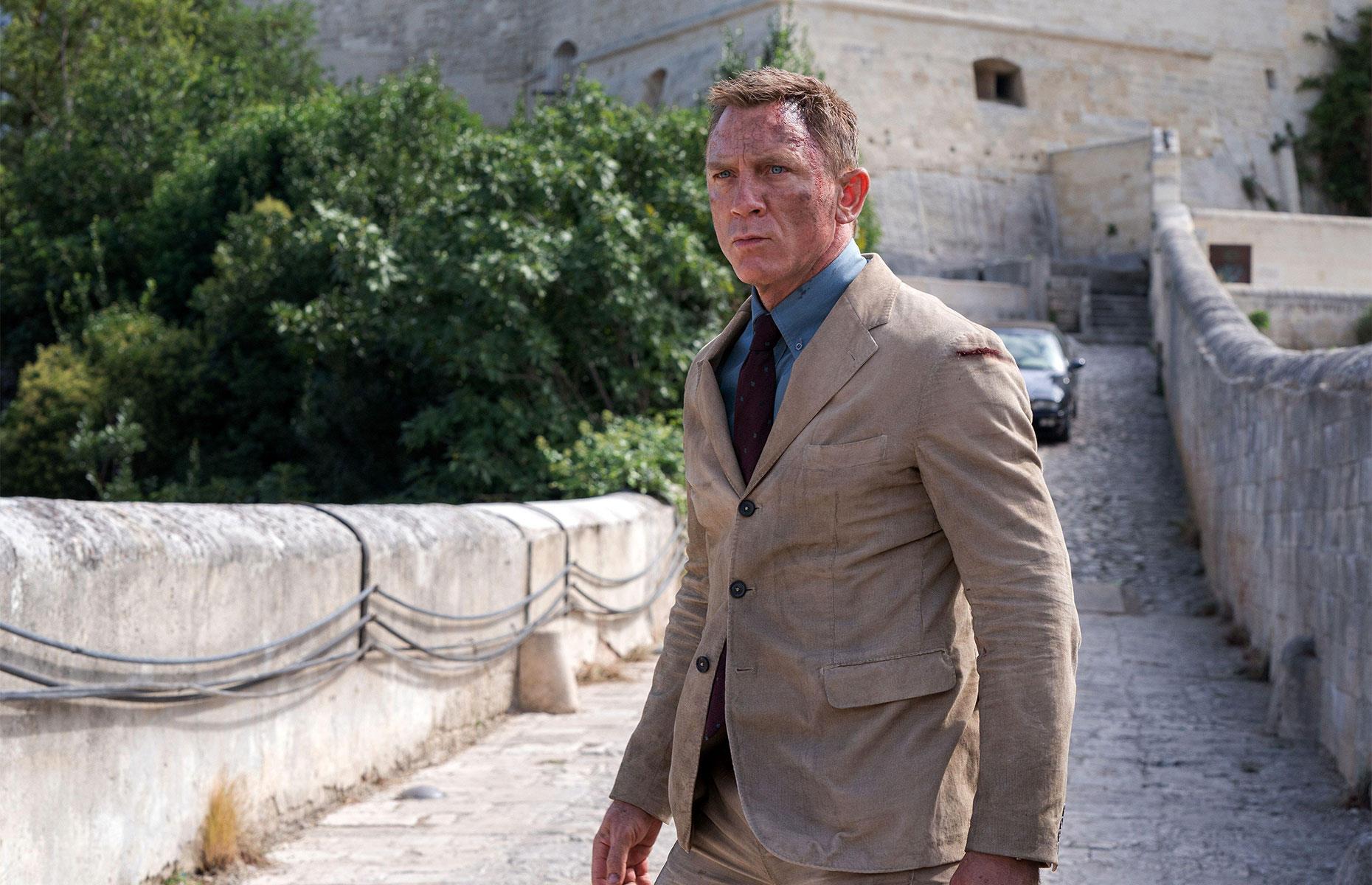 Magnificent real-life mansions, homes from James Bond movies