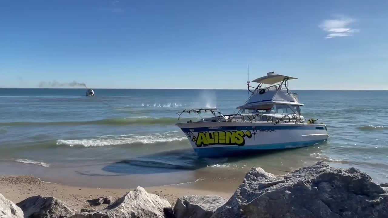 Workers try for hours to salvage boat stuck on Milwaukee's shore