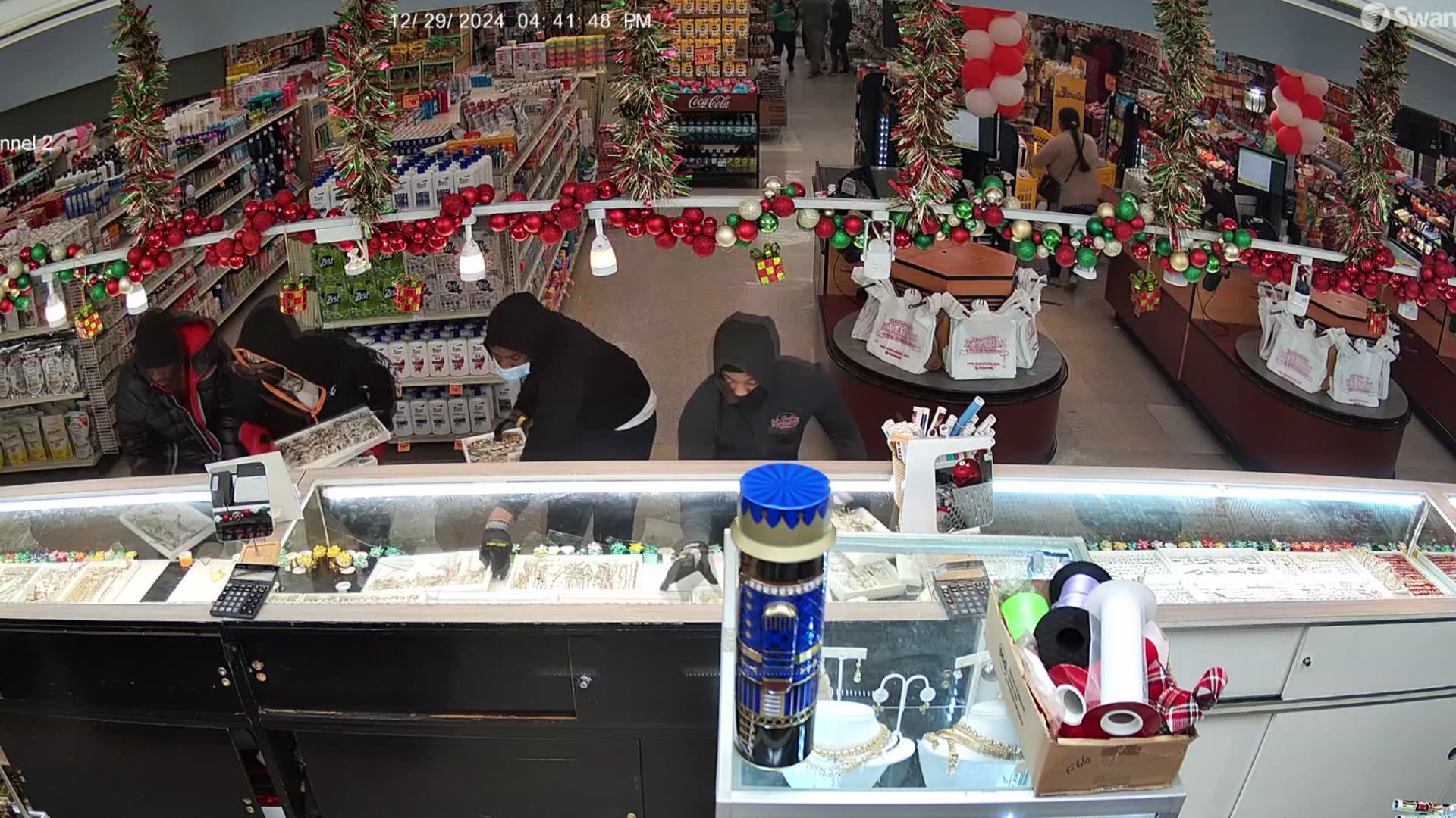 WATCH: Smash and grab thieves target jewelry store inside supermarket