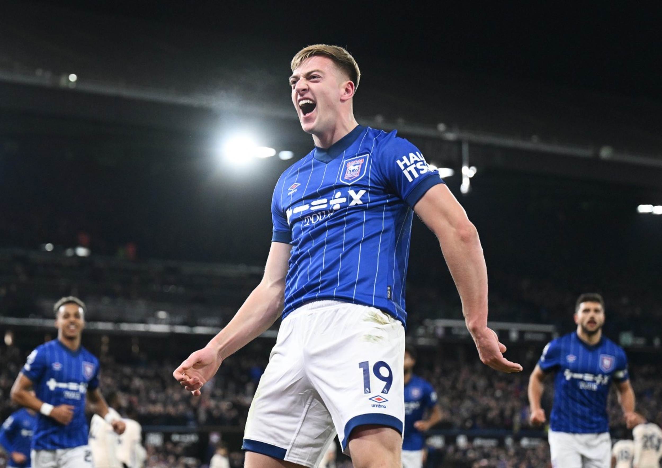 Chelsea lead Man United in the race to sign 10-goal Premier League star