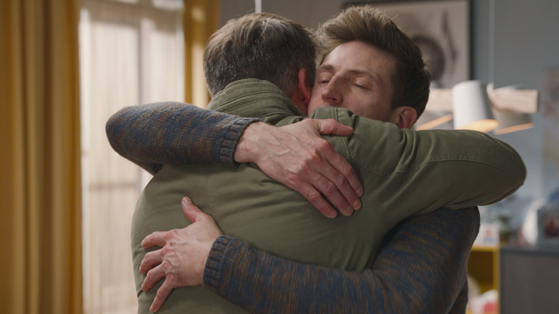 Thuis: Frank wil naar de politie