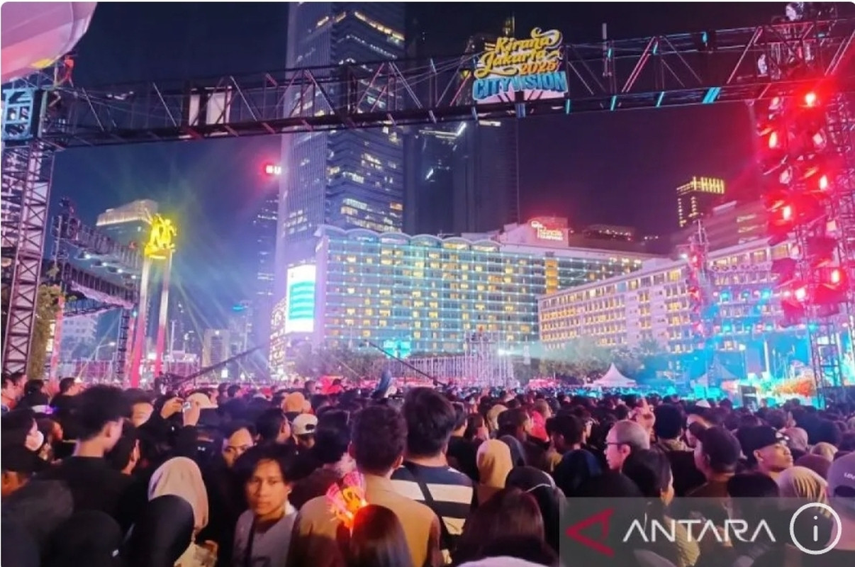 Lihat Tuh, Warga Tumpah Ruah di Bundara HI Menjelang Malam Pergantian Tahun