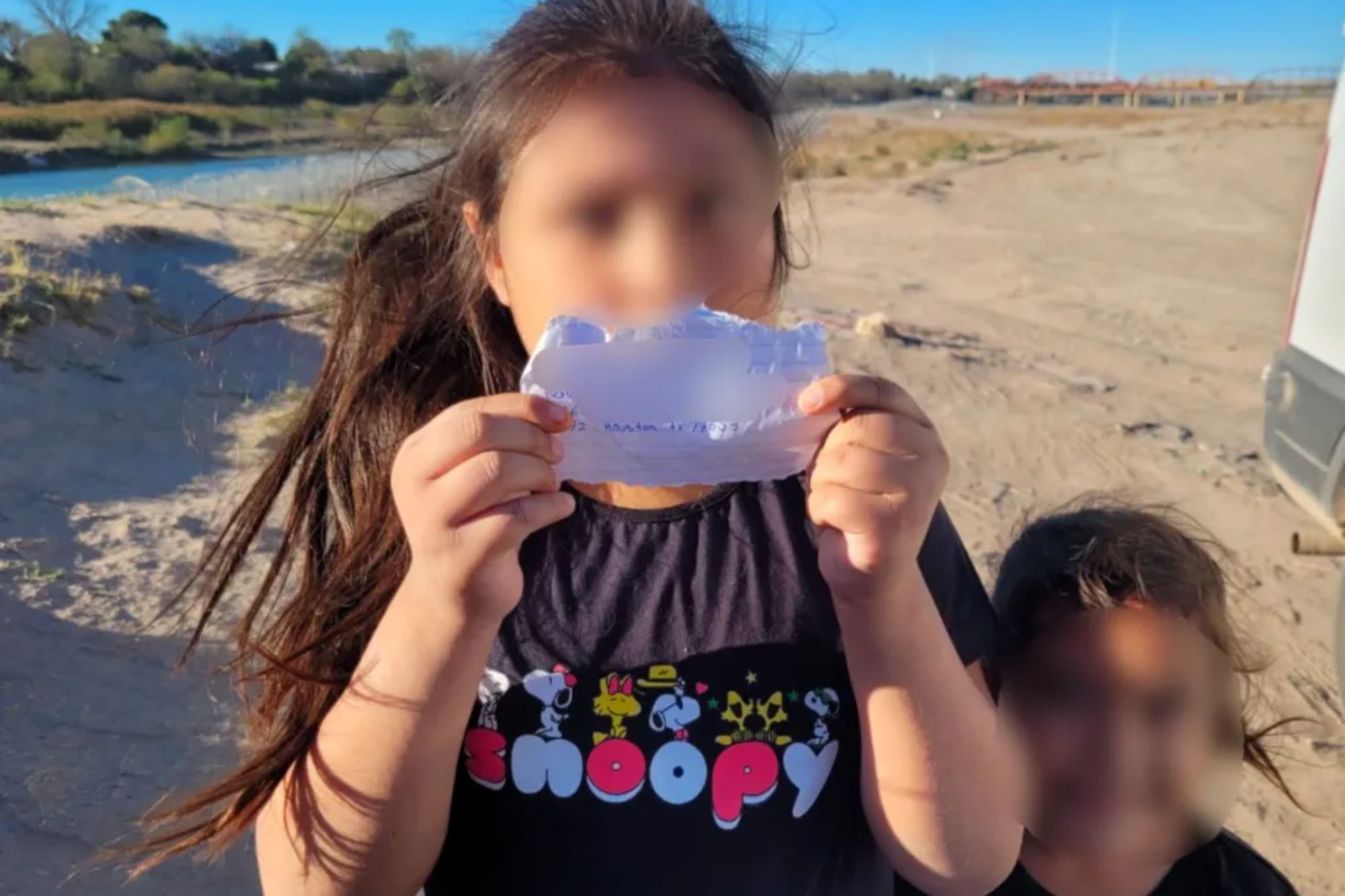 2 little migrant girls dumped at US border by smuggler with nothing but ...