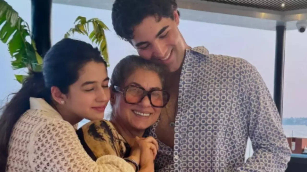 Dimple Kapadia strikes a joyful pose with Twinkle and Rinke's kids ...