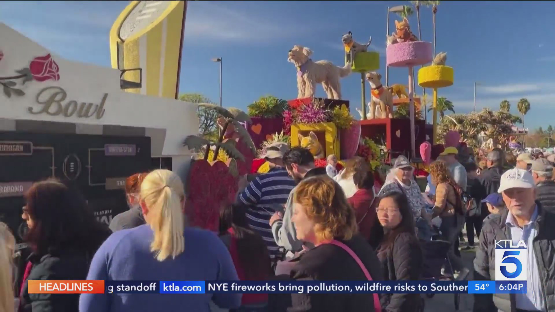 Floats arrive in Pasadena, crowds line up for Rose Parade on New Year's Day Floats arrive in Pasadena, crowds line up for Rose Parade on New Year's Day