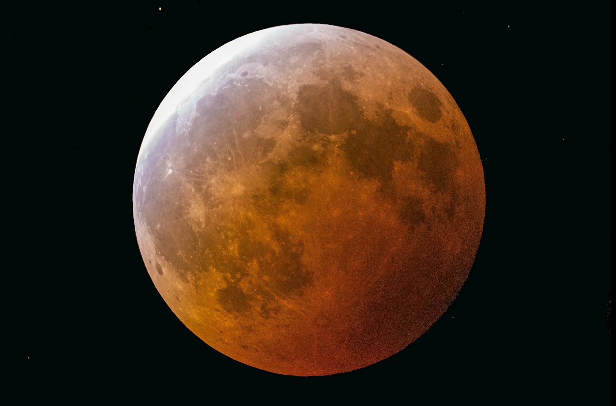 A total eclipse of the Moon, Saturn’s rings ‘disappear’, meteors and ...