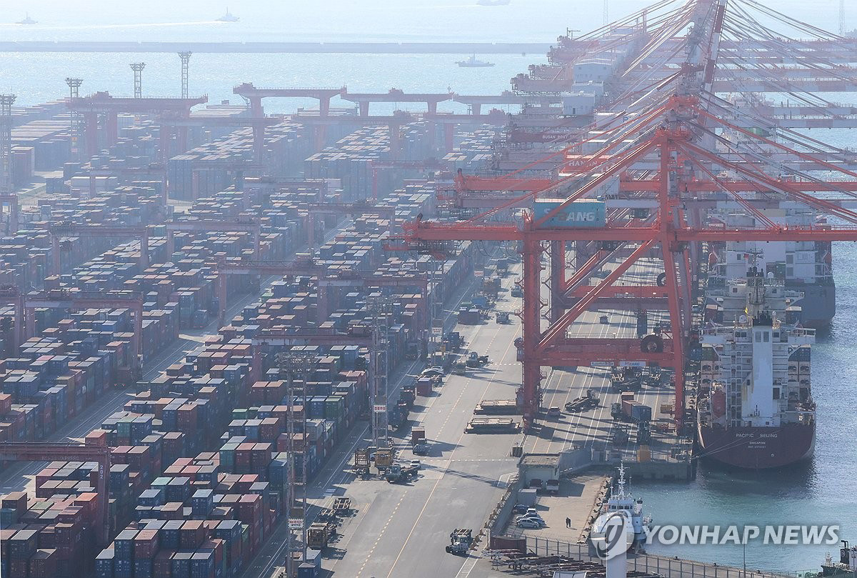 (2nd LD) S. Korea's exports rise 8.2 pct in 2024 to new annual record (2nd LD) S. Korea's exports rise 8.2 pct in 2024 to new annual record