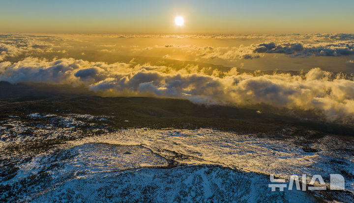 구름 뚫고 솟아오른 붉은 빛…하늘서 본 한라산 첫 일출[뉴시스 앵글]