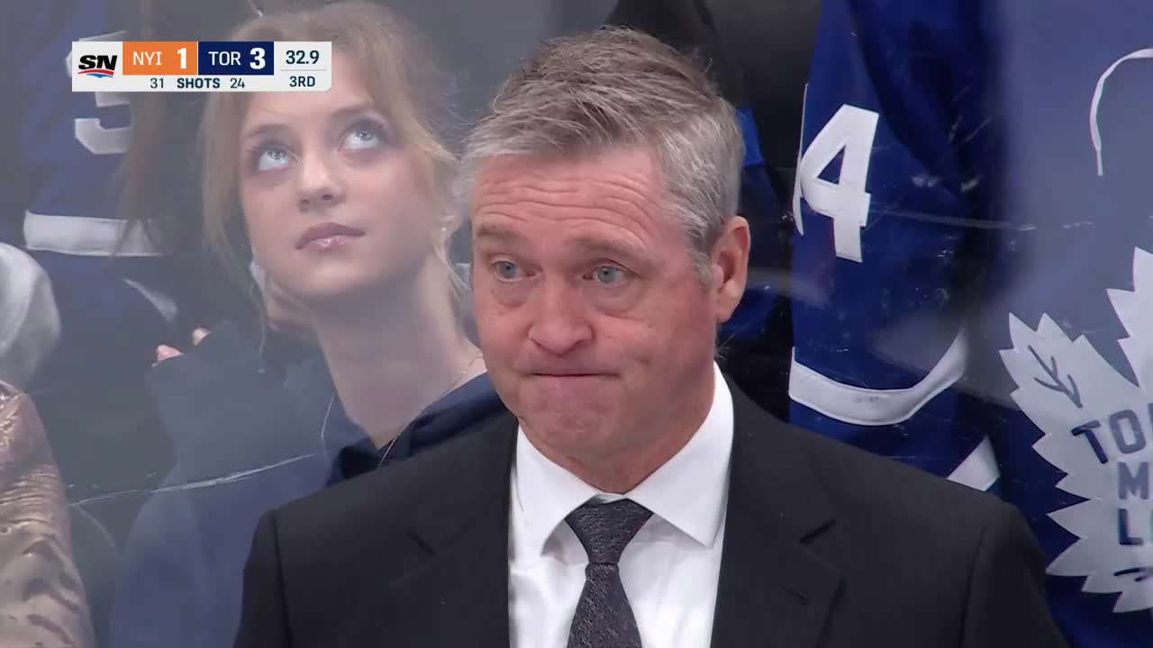Patrick Roy retire son gardien lors d’une mise en jeu dans sa zone (et ... Patrick Roy retire son gardien lors d’une mise en jeu dans sa zone (et ...