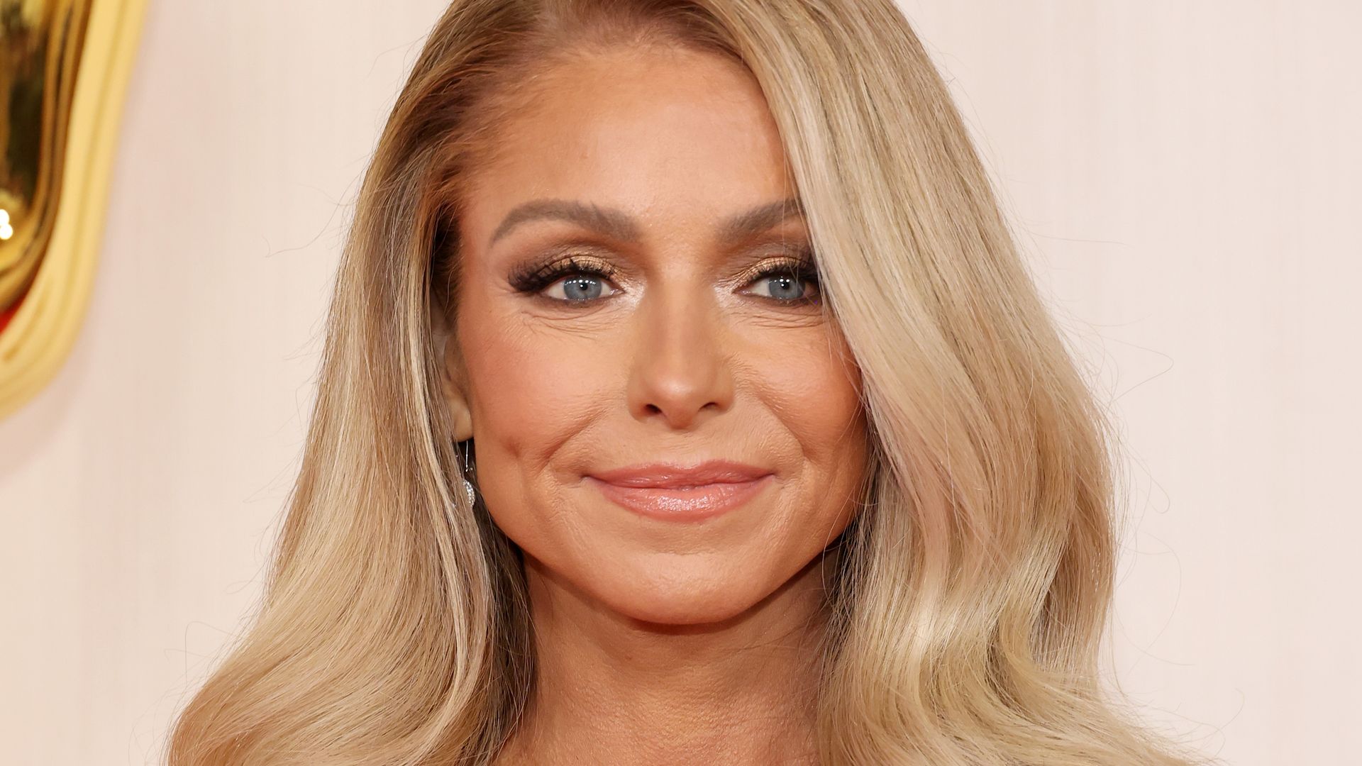 Kelly Ripa's beach photo will make your eyes pop as star shares update ...