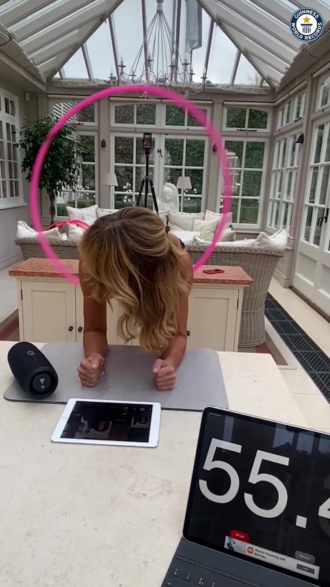 Plank e hoop, battere i record di forza addominale e di hula hoop