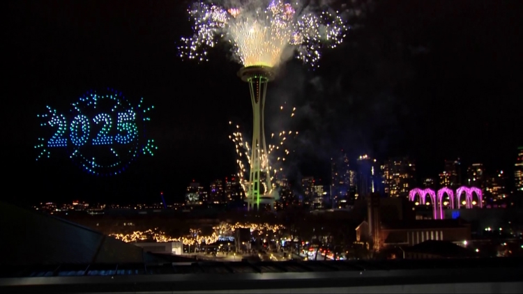 Light, fireworks and drone shows ring in 2025 at Seattle's Space Needle