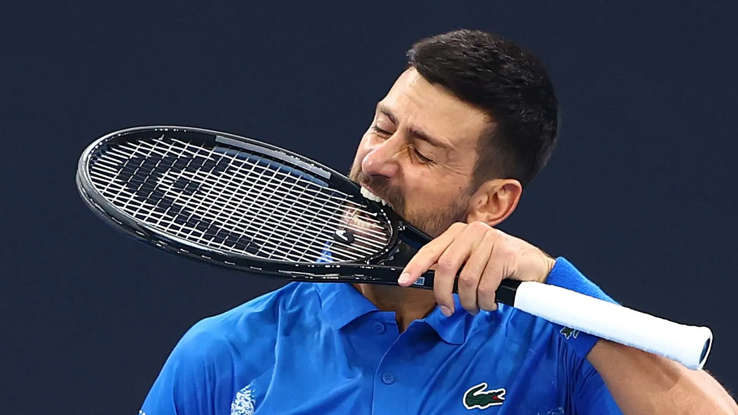 Djokovic perde con Kyrgios e si mangia la racchetta: le foto del ... Djokovic perde con Kyrgios e si mangia la racchetta: le foto del ...