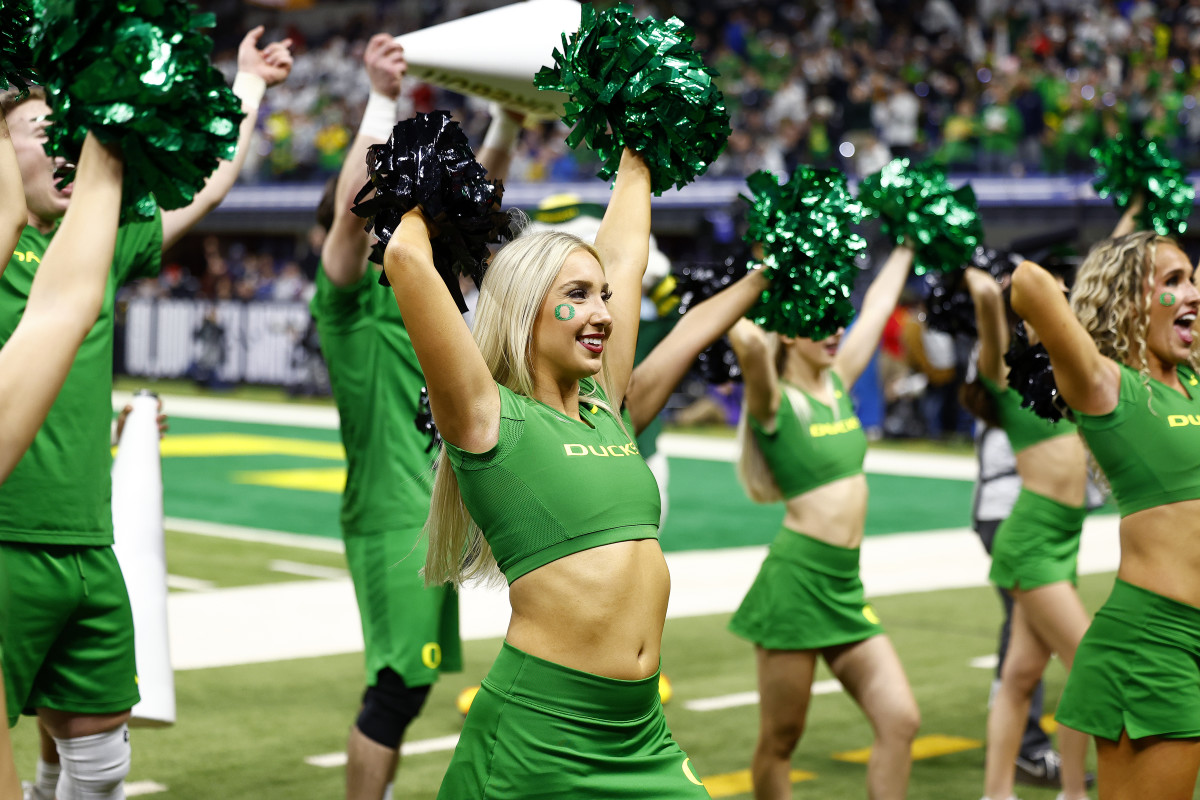 'Stunning' Oregon Cheerleader Is Very Ready For Football Season