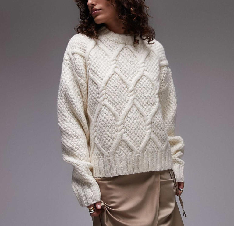 White sweaters: discover 8 trendy gems this winter