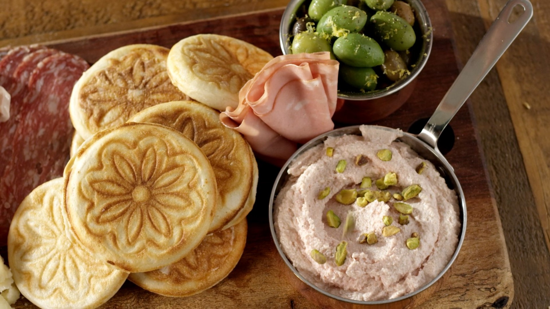 Pane piatto con mousse di mortadella