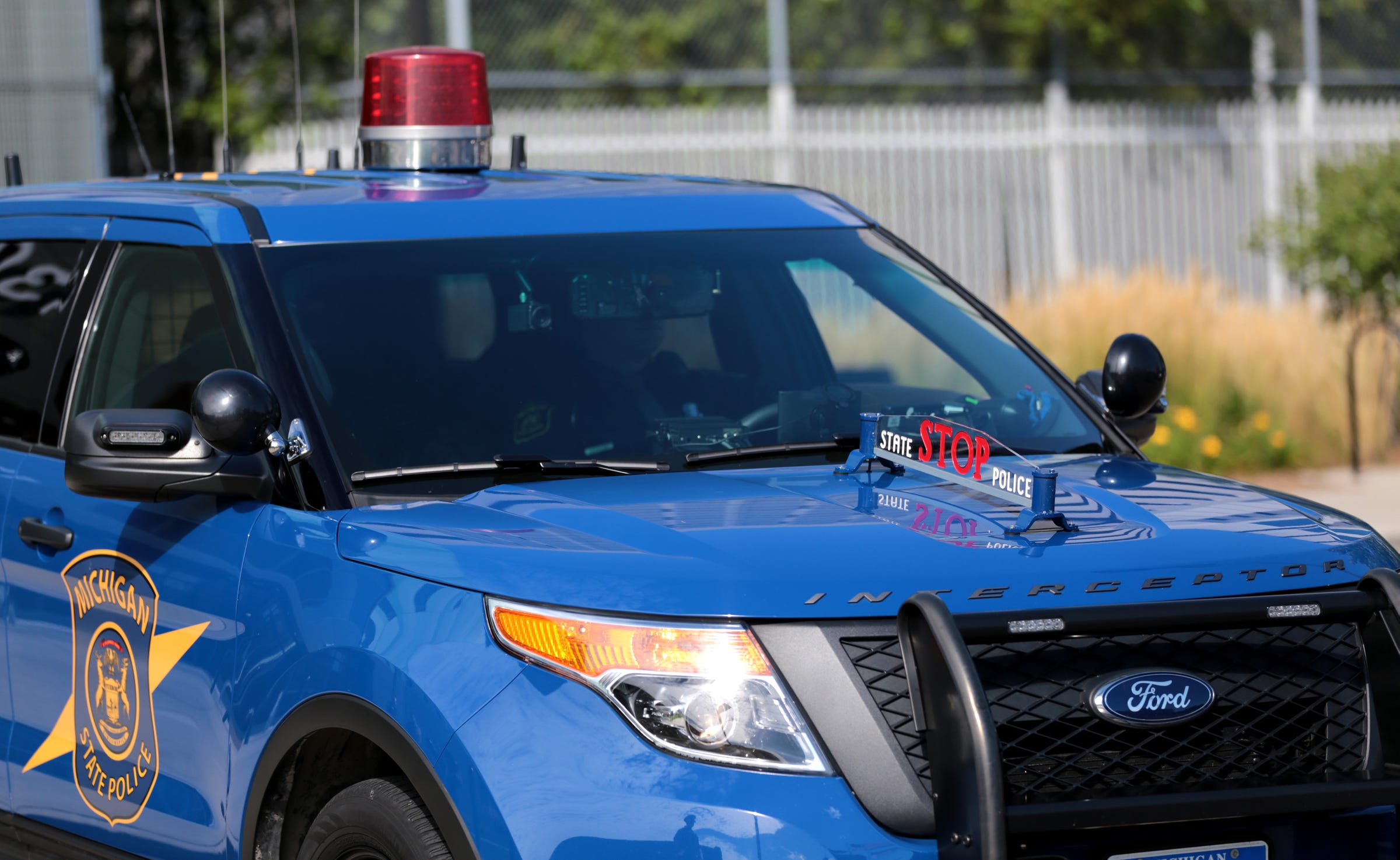 Driver missing after Detroit crash, leaving injured passenger, police say