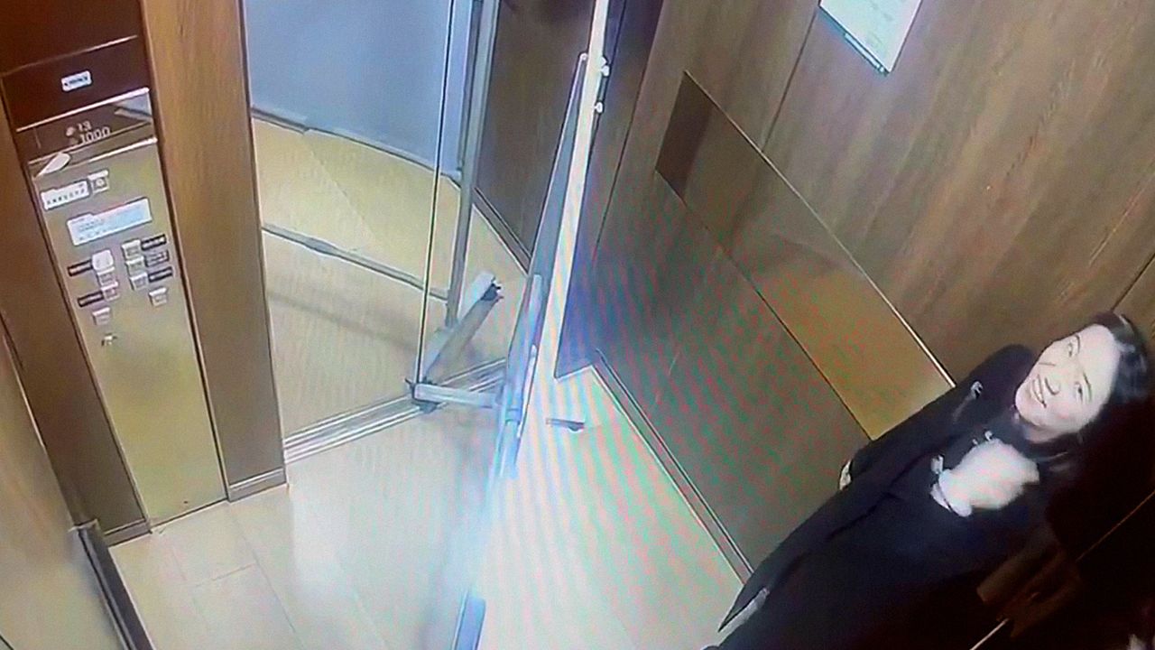 Hilarious moment woman traps herself in elevator while moving whiteboard