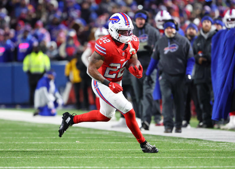 NFL Week 18 picks, prop bets, waiver wire pickups, and daily fantasy advice