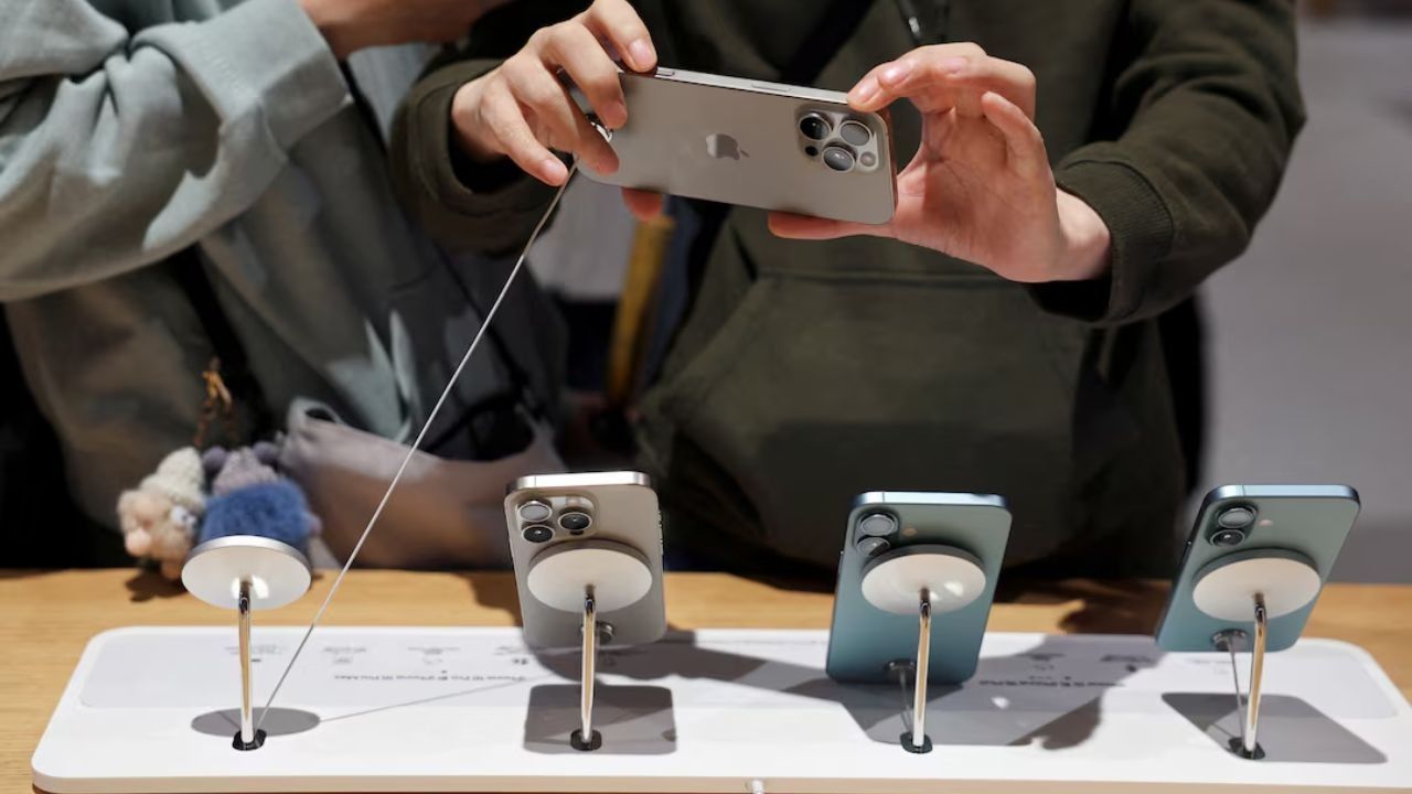 Apple Offers iPhone Discounts of About ₹6,000 in China As Competition ...