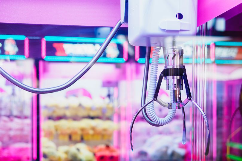 Arcade worker shares 'three-step' hack to winning every time on claw ...