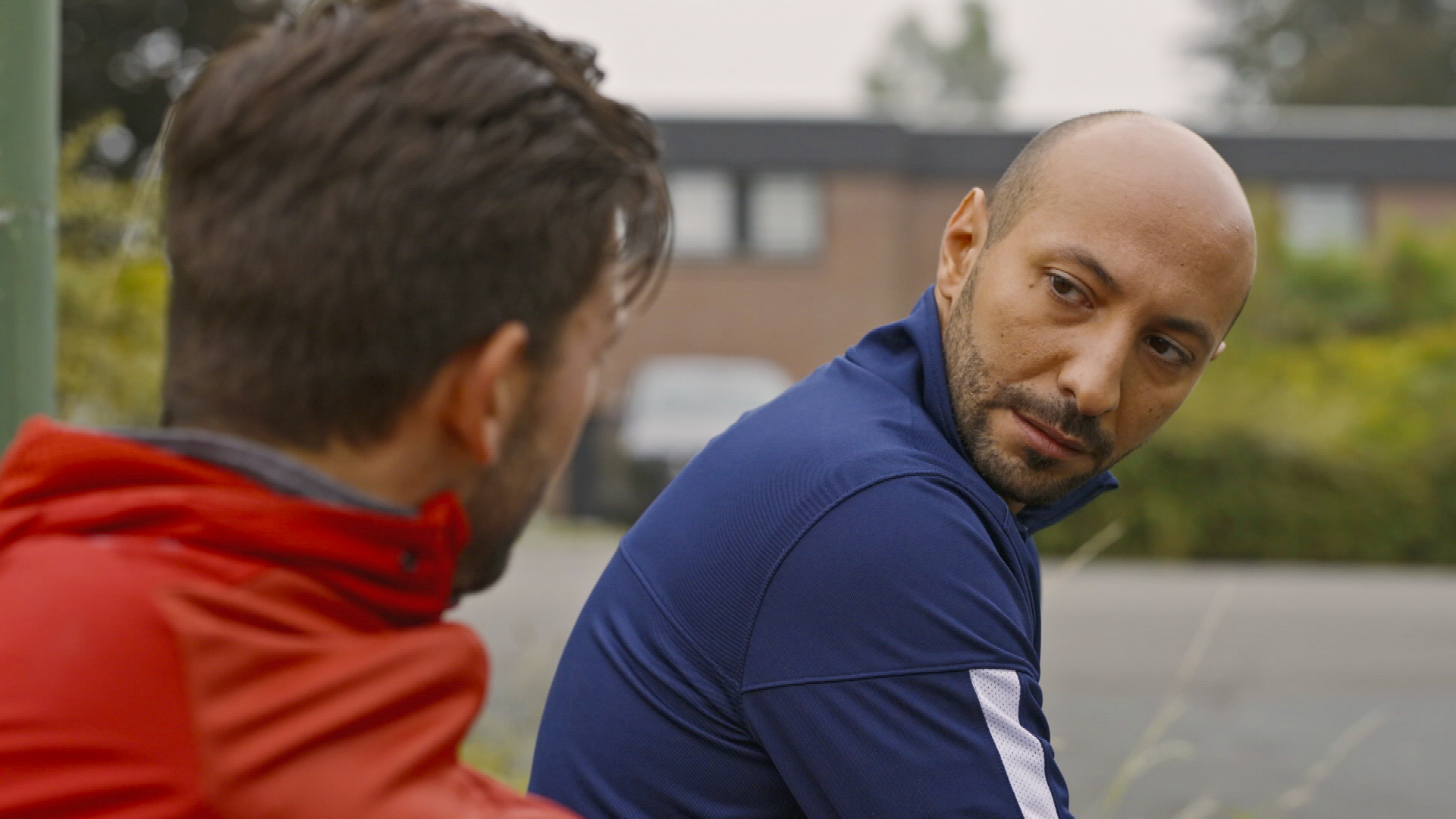 Thuis: Onverwachts bezoek voor Robin