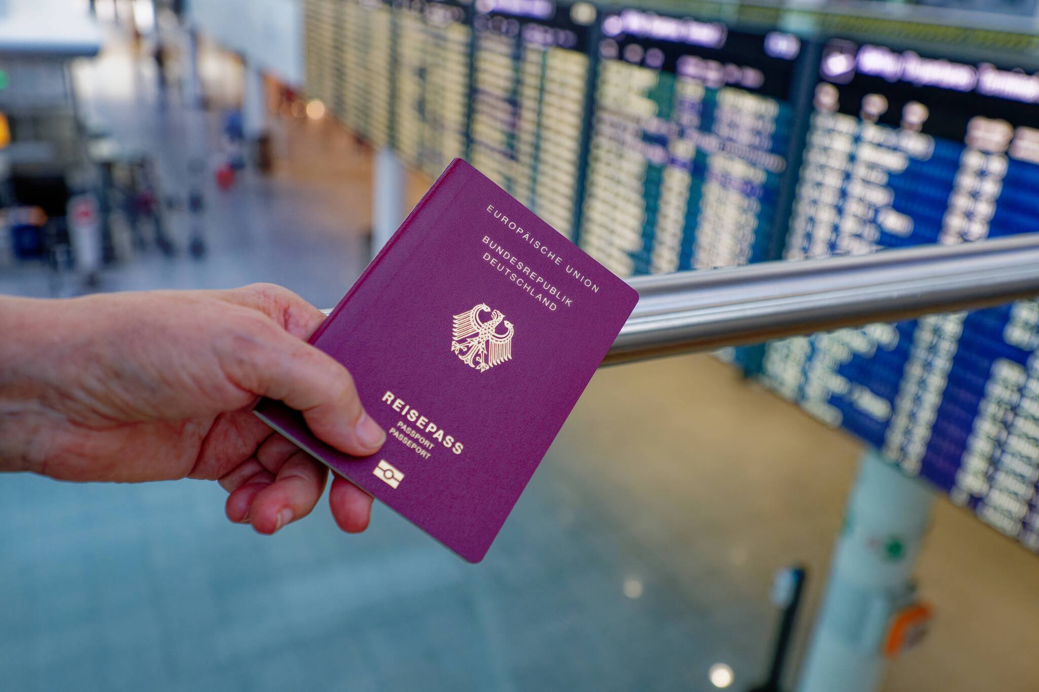 Reisepass 2025 beantragen: Kosten, Dauer, Unterlagen - so funktioniert's