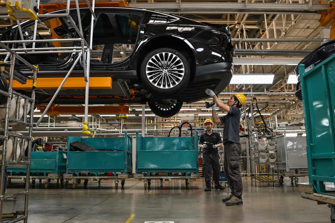 BYD Takes the Global EV Sales Crown From Tesla. NIO Stock Is the Big ...