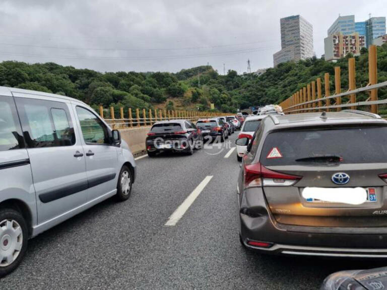 Autostrade, mattinata complicata: camion e auto in avaria su A10 e A7 ...