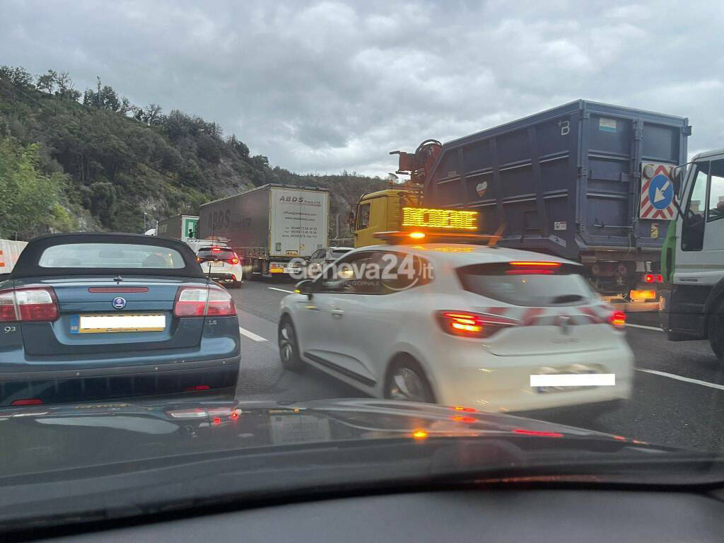 Incidente tra due camion a Celle, traffico bloccato in A10: code e ... Incidente tra due camion a Celle, traffico bloccato in A10: code e ...