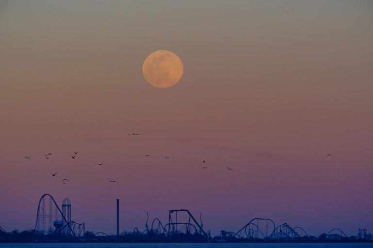 February's full moon to come days after a meteor shower. What to know ...