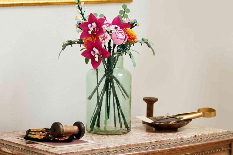 These Lego flowers make a 'stunningly realistic' bouquet that shoppers ...