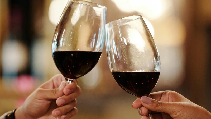 Why does red wine leave a blue mouth? Understanding the science behind ...