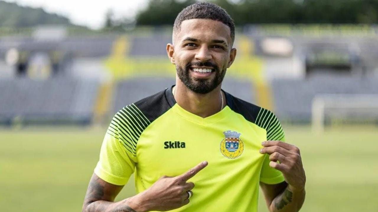 OFICIAL: Vitinho despede-se de Arouca